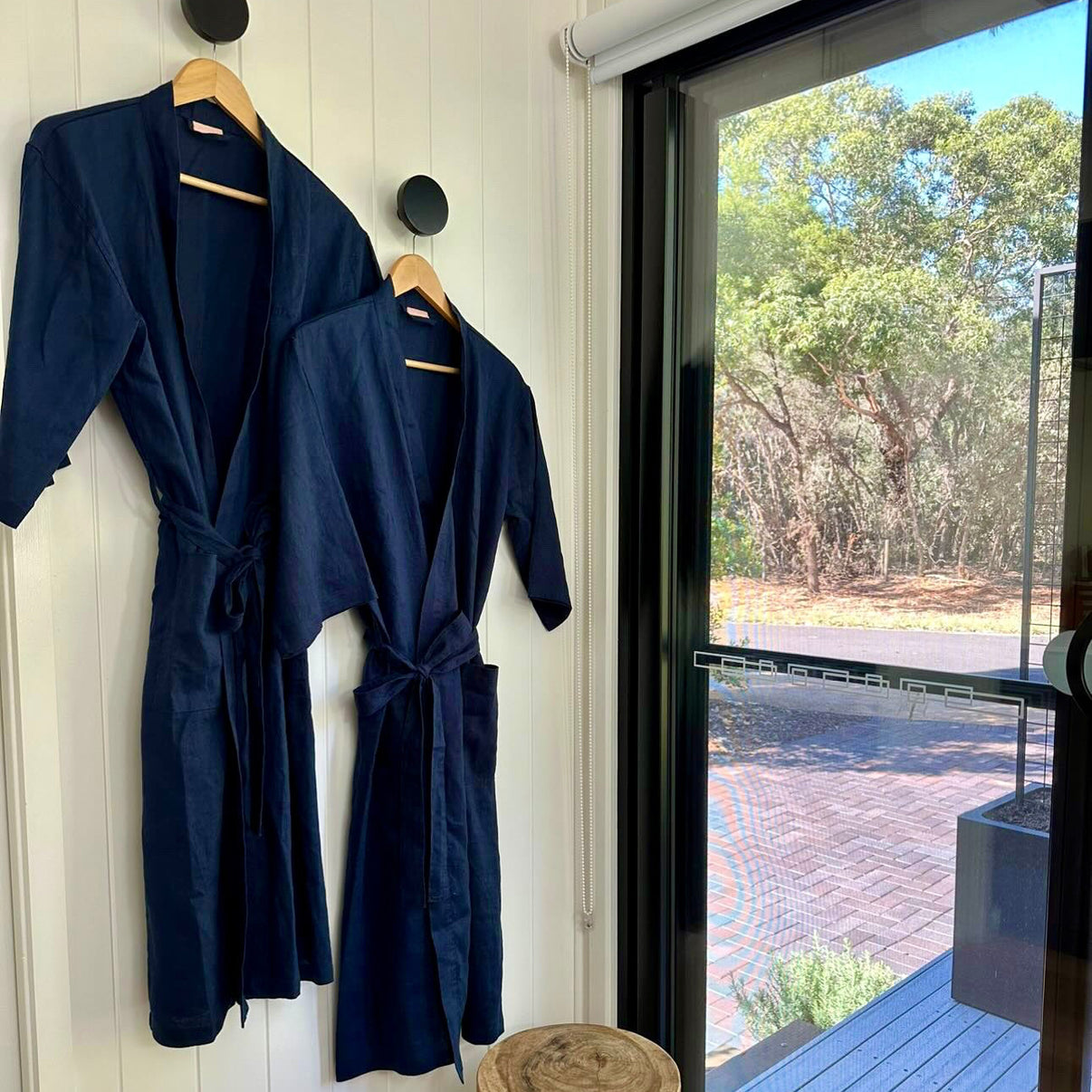 The Shell 100% European Linen Robe Squid Ink | Lurline Co.